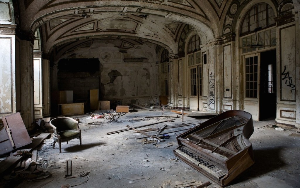 32 Hauntingly Beautiful Photos of Abandoned Places